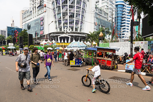 People enjoy the traffic free streets of Jakarta on every Sunday ...