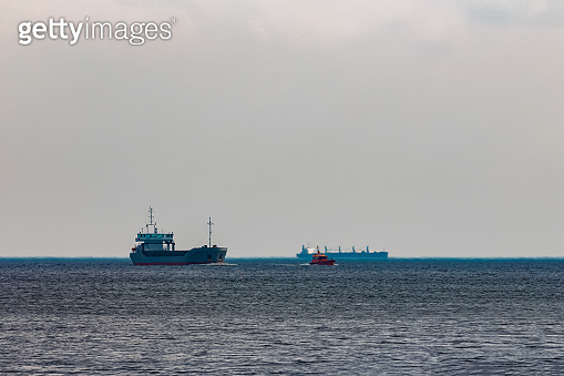 Grey cargo ship 이미지 (1047220572) - 게티이미지뱅크