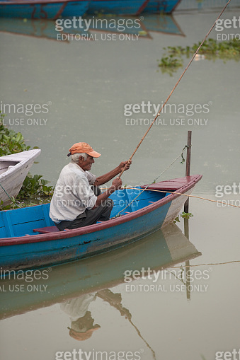 People fishing in Phewa lake in Pokhara, Nepal. (969290854) - 게티이미지뱅크