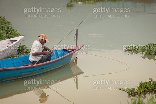 People fishing in Phewa lake in Pokhara, Nepal. (969290516) - 게티이미지뱅크