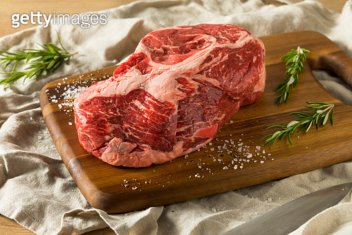 Raw Red Grass Fed Chuck Beef Roast 이미지 (994513326) - 게티이미지뱅크