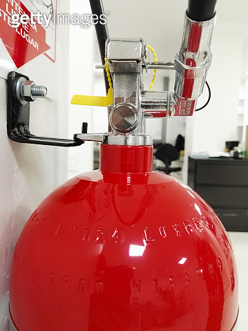 Fire extinguisher with safety device located in a white laboratory 이미지 ...