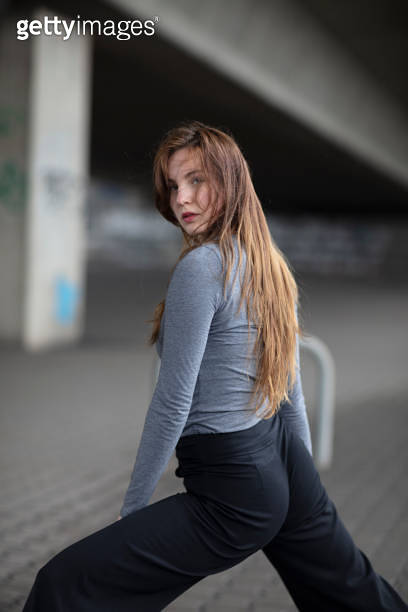 Rear View of Female Dancer Looking Towards Camera in Dance Pose 이미지 ...