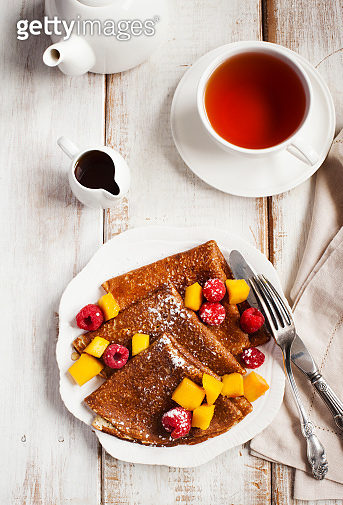 Crepes with fresh mango and raspberries 이미지 (922544196) - 게티이미지뱅크
