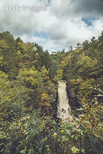 Bushkill Falls in Poconos, PA, surrounded by lush fall foliage 이미지 ...