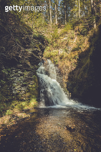 Bushkill Falls in Poconos, PA, surrounded by lush fall foliage 이미지 ...