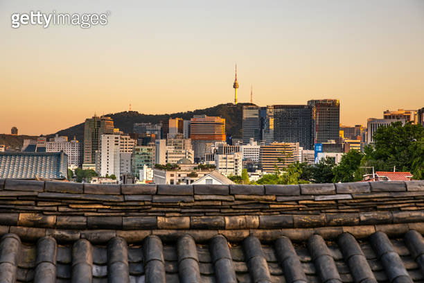Old Seoul buildings with modern cityscape on the background 이미지 ...