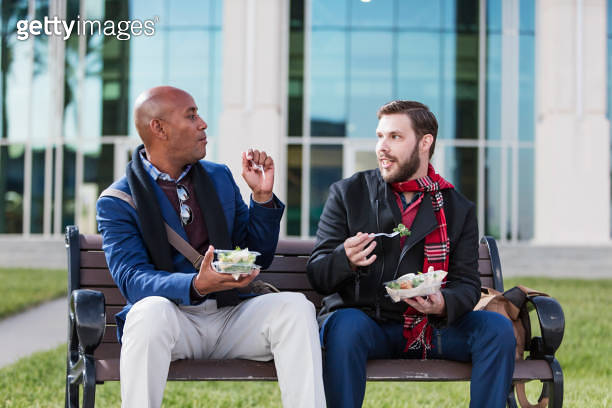Two men eating lunch on bench outside office building 이미지 (926741846 ...