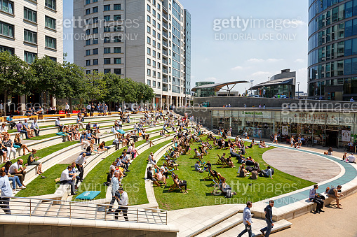 Lunch time at Sheldon Square Amphitheatre and office architecture in ...