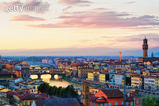 Ponte Vecchio bridge in Florence sunset 이미지 (955542054) - 게티이미지뱅크