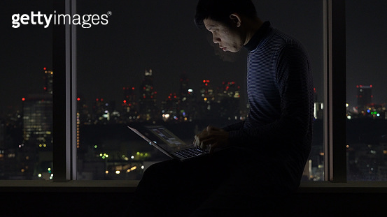 Man working late into the night 이미지 (930538928) - 게티이미지뱅크