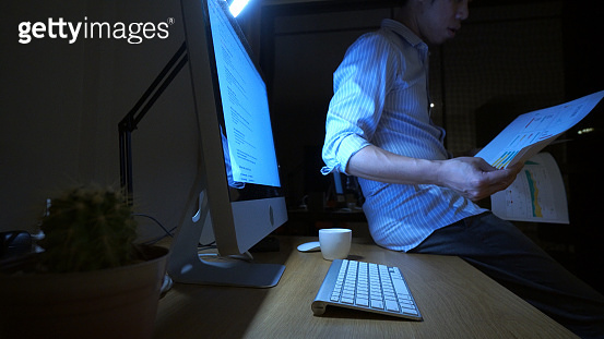 Man working late into the night 이미지 (930539066) - 게티이미지뱅크