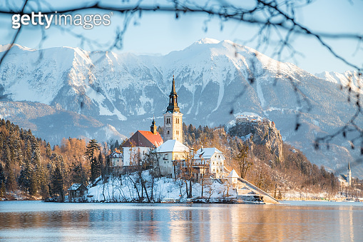 Lake Bled with Bled Island and Castle at sunrise in winter, Slovenia ...
