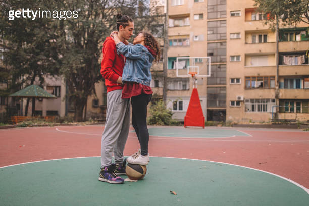 Couple hugging basketball court 이미지 (1074878104) - 게티이미지뱅크