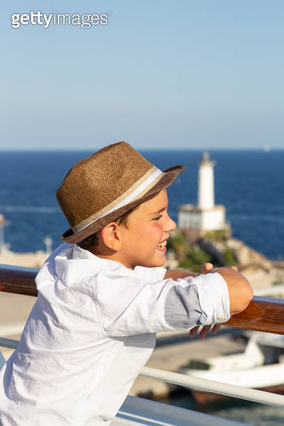 Little kid looking at the sea from the railing of a cruise 이미지 ...