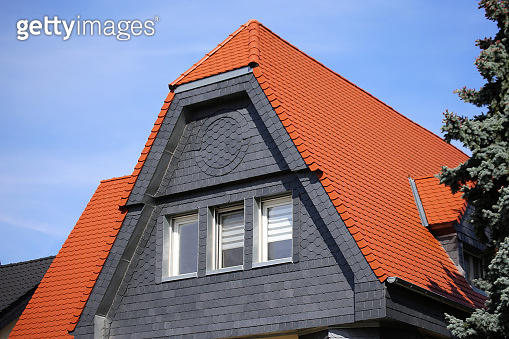 Red tile roof with slate plates 이미지 (953070928) - 게티이미지뱅크