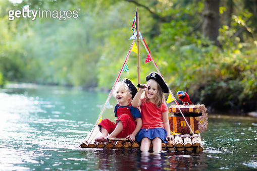 Kids playing pirate adventure on wooden raft (990589120) - 게티이미지뱅크