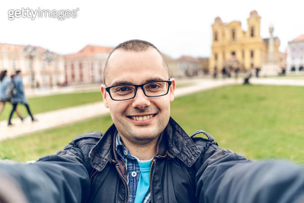 Young tourist making personal perspective selfie 이미지 (1070511630) - 게티이미지뱅크