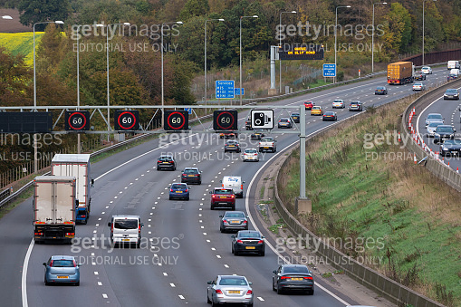 Evening traffic on British motorway M25 이미지 (1059986626) - 게티이미지뱅크