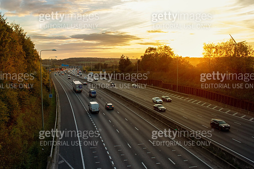 Evening traffic on British motorway M25 이미지 (1059984978) - 게티이미지뱅크