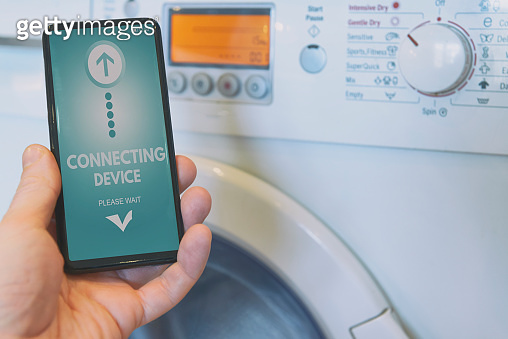 Connecting washing machine with smart phone 이미지 (1073667388) - 게티이미지뱅크