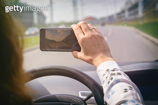 Woman using smart phone camera while driving the car 이미지 (956985722 ...