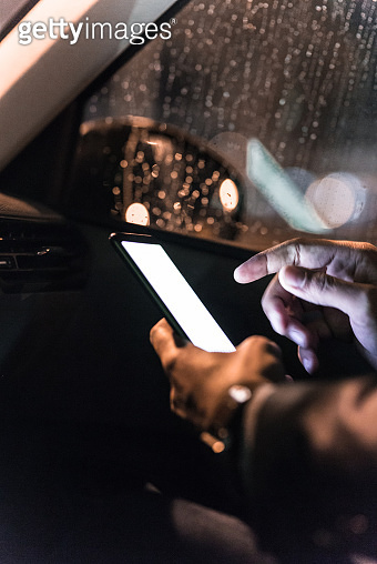 Sitting in car and typing on smart phone while raining outside 이미지 ...