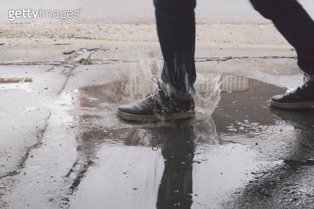 Male foot steps into puddle with large water splash 이미지 (1085936398 ...