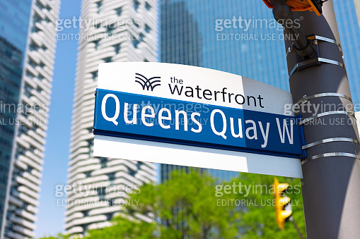 Queens Quay W Street Sign - Toronto Waterfront (963351240) - 게티이미지뱅크