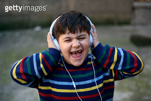 screaming little boy with headphones 이미지 (913334374) - 게티이미지뱅크