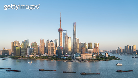 shanghai skyline in the setting sun after glow 이미지 (990667572) - 게티이미지뱅크