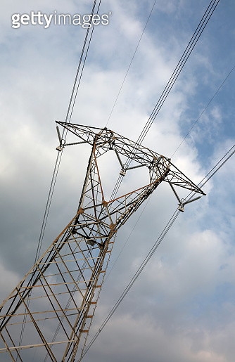 high voltage pylon with very long electric wires purposely incli 이미지 ...