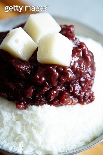 Shaved ice with rice cake and red beans paste 이미지 (945038086) - 게티이미지뱅크