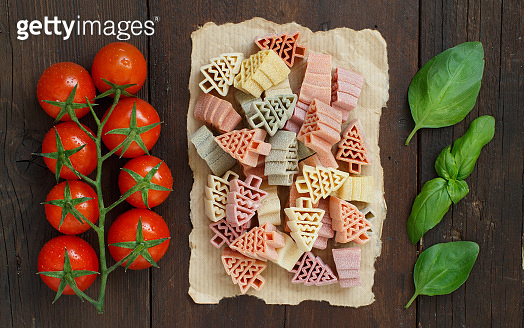 Tricolor fir tree shaped pasta, tomatoes and basil (907955962) - 게티이미지뱅크