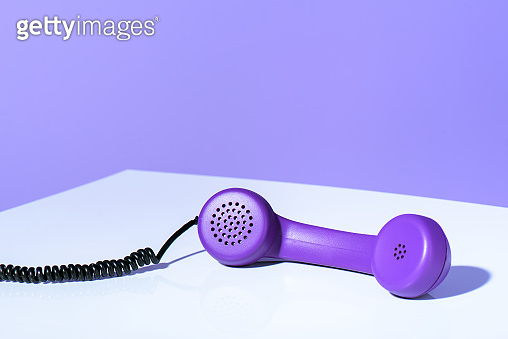 plastic purple telephone handset, ultra violet trend (931261238) - 게티이미지뱅크