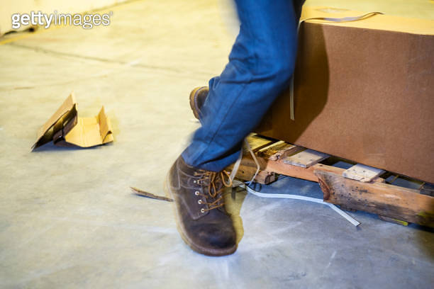 A worker in a warehouse tripping over a broken pallet 이미지 (1025033616 ...