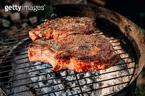 grilling tomahawk steak 이미지 (1038894044) - 게티이미지뱅크