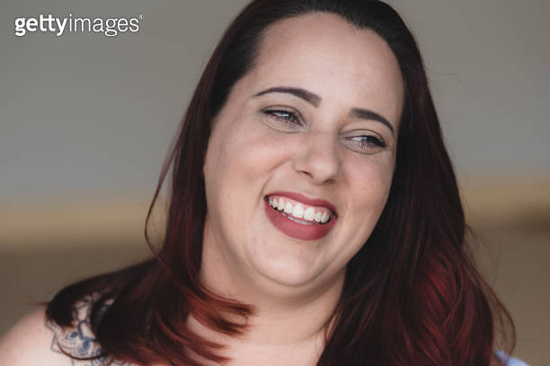 Natural portrait of a woman feeling good 이미지 (1073398518) - 게티이미지뱅크