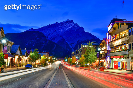 Street view of famous Banff Avenue at twilight time. 이미지 (913983532 ...
