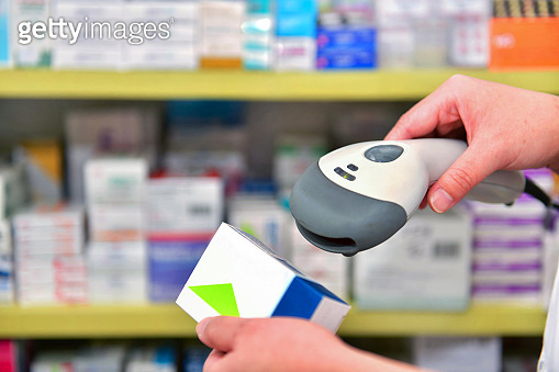 Pharmacist scanning barcode of medicine box 이미지 (953736466) - 게티이미지뱅크