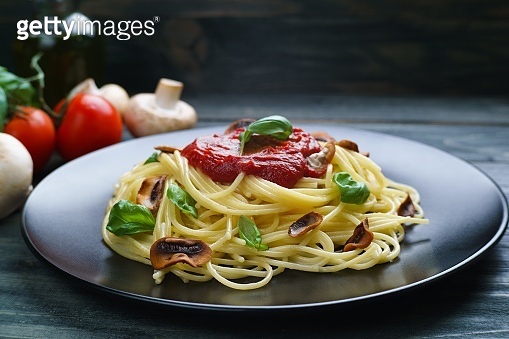 Delicious fresh spaghetti pasta with tomato sauce, roasted champ 이미지 ...