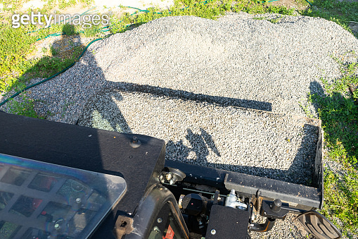The loader picked up rubble in the bucket for construction work. 이미지 ...