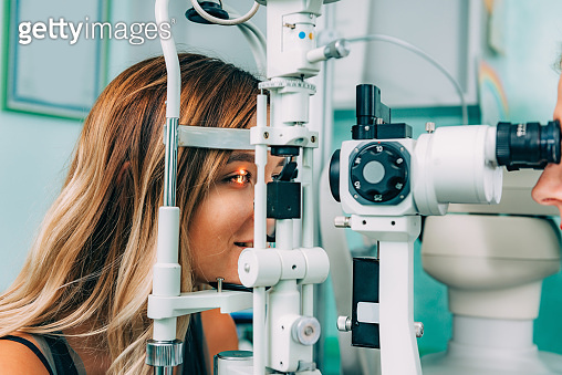 Eye Exam. Ophthalmologist Using Slit Lamp 이미지 (1076082820) - 게티이미지뱅크