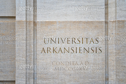 Logo at Entrance to University of Arkansas (1043815798) - 게티이미지뱅크
