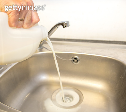 Fresh milk being poured down a stainless steel sink, waste 이미지 ...