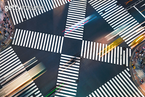 Aerial view of a big intersection in Tokyo (963515548) - 게티이미지뱅크