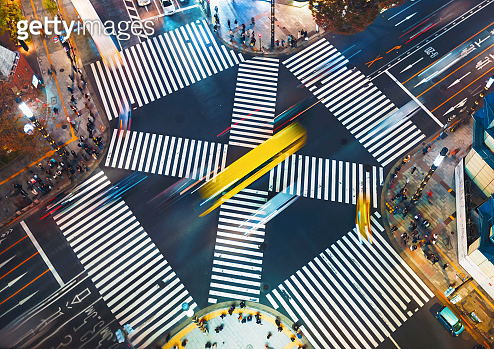 Aerial view of a big intersection in Tokyo (982128682) - 게티이미지뱅크