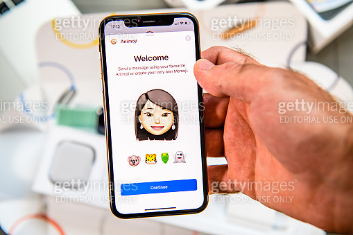 Memoji Animoji characters on iphone Xs New Max with human face 이미지 ...