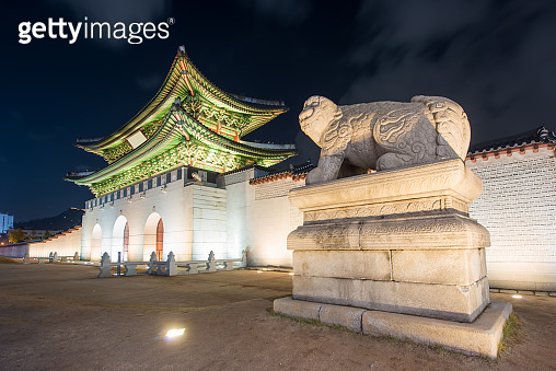 Gwanghwamun gate at Geyongbokgung Palace in Seoul at night, South Korea ...