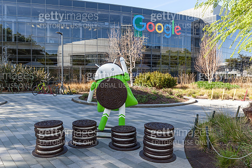 Android 8.0 Oreo statue in front of the building in Google headquarters ...